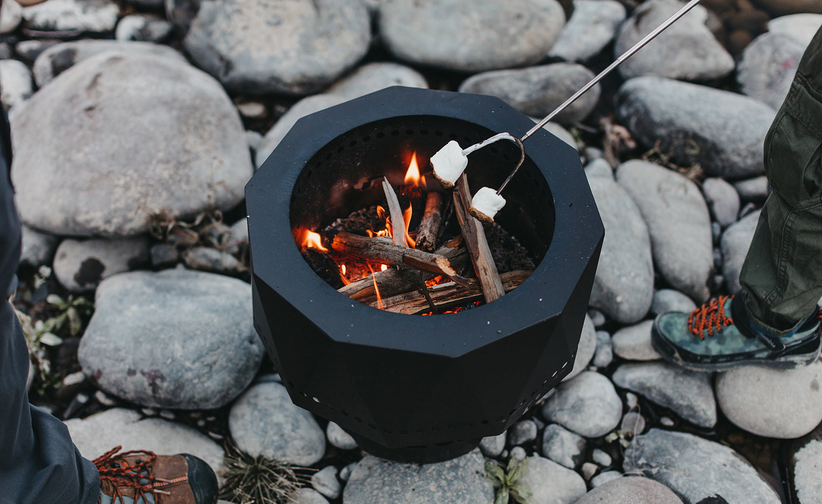 The Ridge Smokeless Portable Fire Pit with Spark Screen and Screen Lift ...